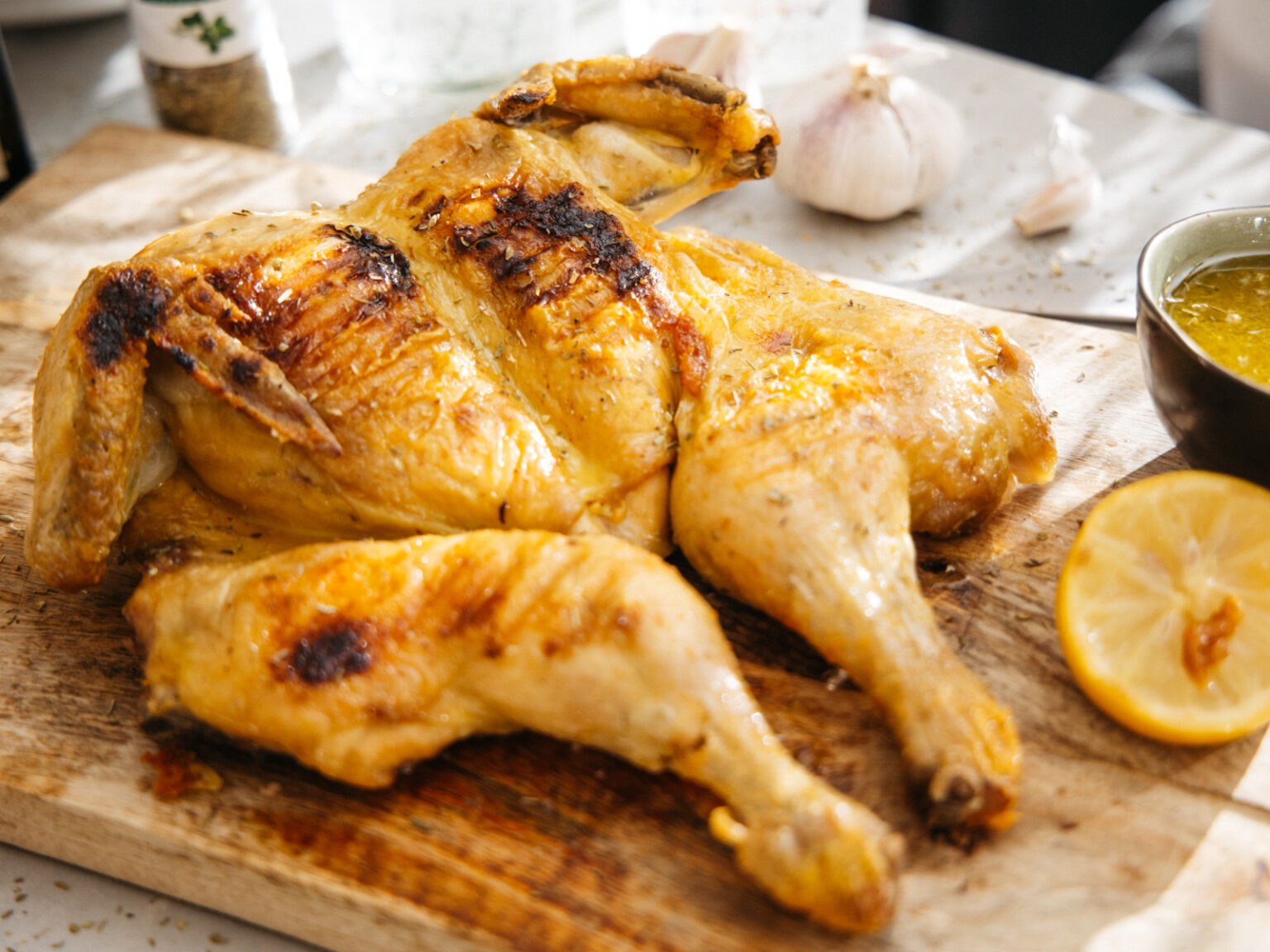 Cijelo "butterfly" pile na roštilju s grčkim umakom - Gladuša